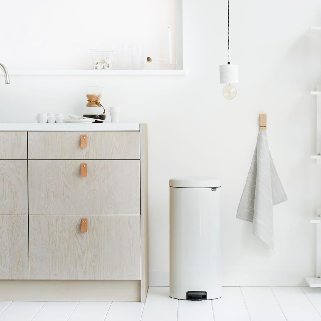 Brabantia - Basurero Plástico 30L de Pedal Blanco - 111785